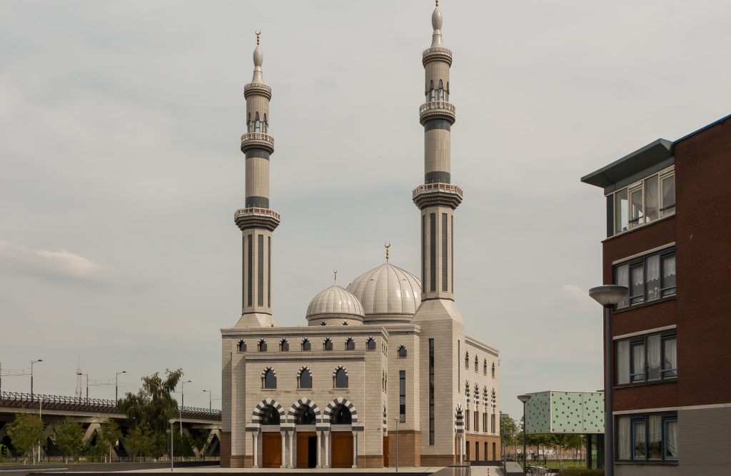 Reconstructie: wie is de baas van de Essalam-moskee in Rotterdam?